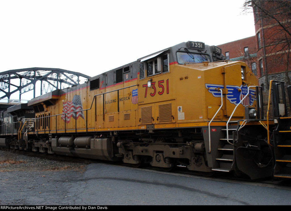 UP AC45CCTE 7351 trails on 21M